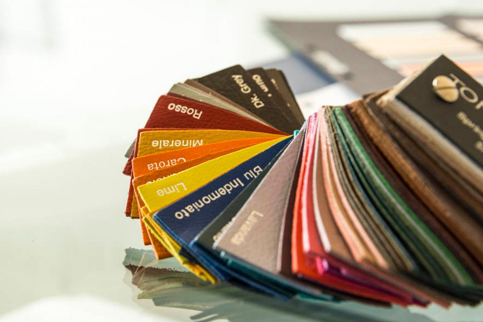 Mazzette colori disponibili per pellame e tessuti | Kimoco srl